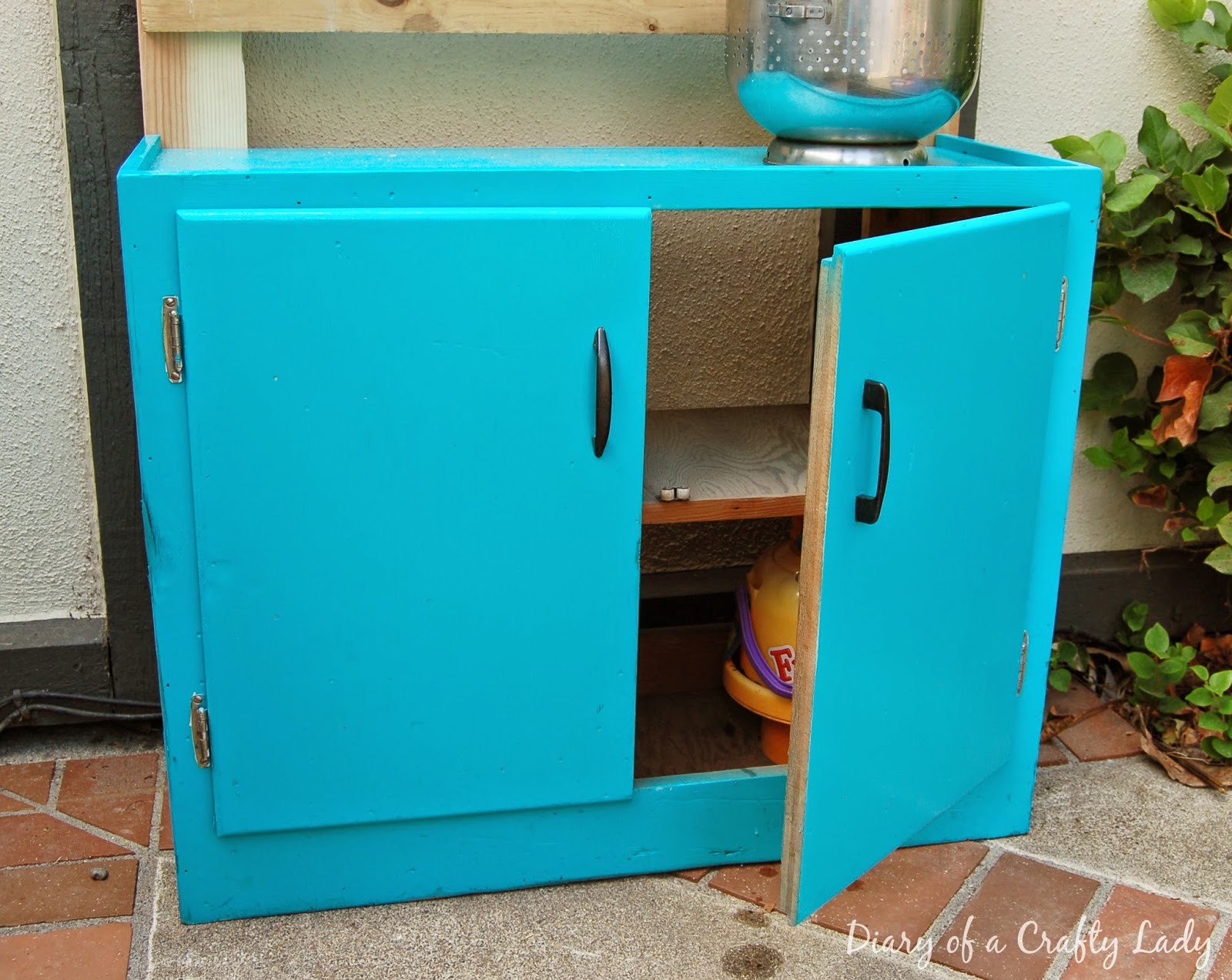Diary of a Crafty Lady: Outdoor Play Mud Kitchen