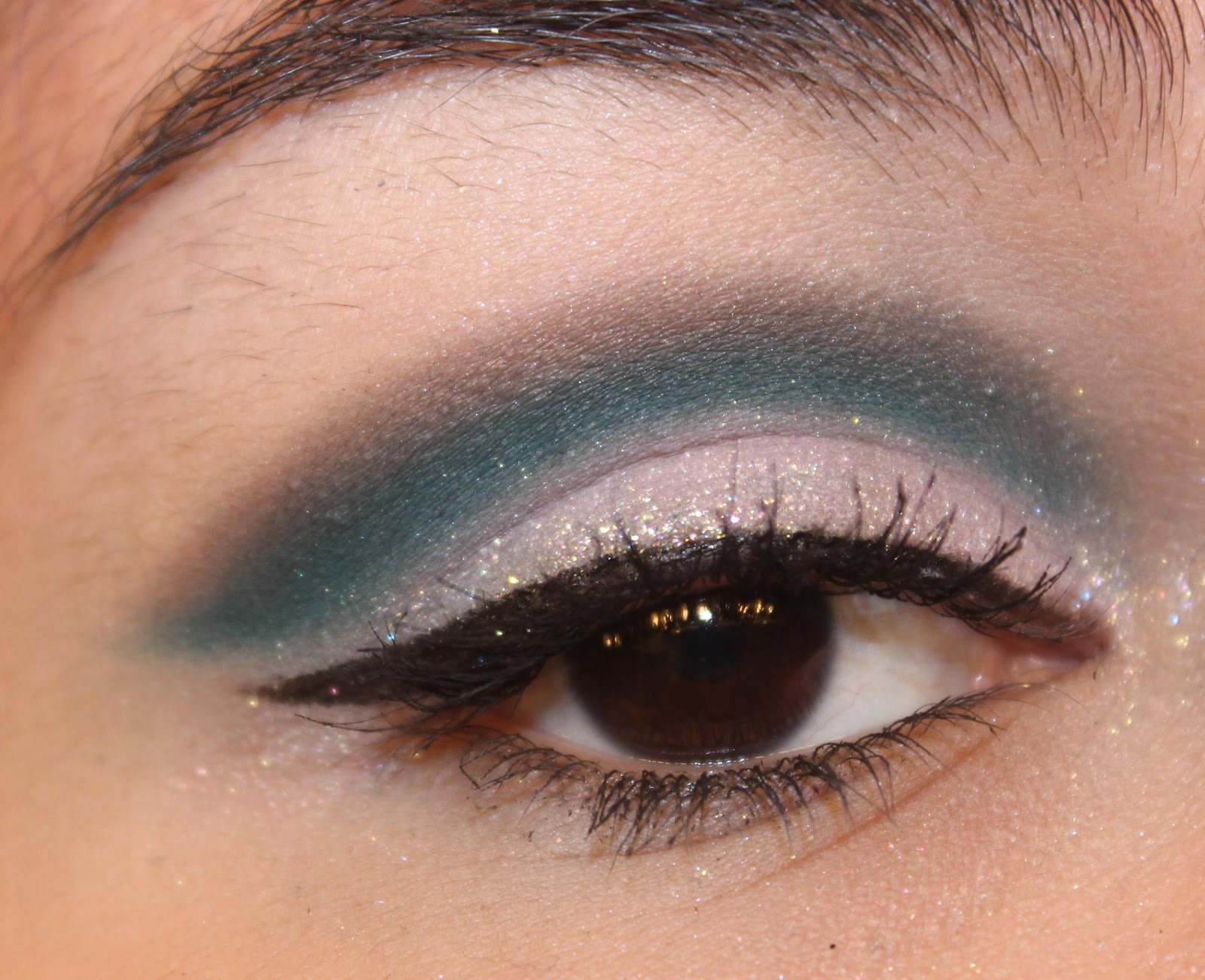 The Dark Side of Beauty: Unbound Fridays: Soft Cut-Crease Eyes