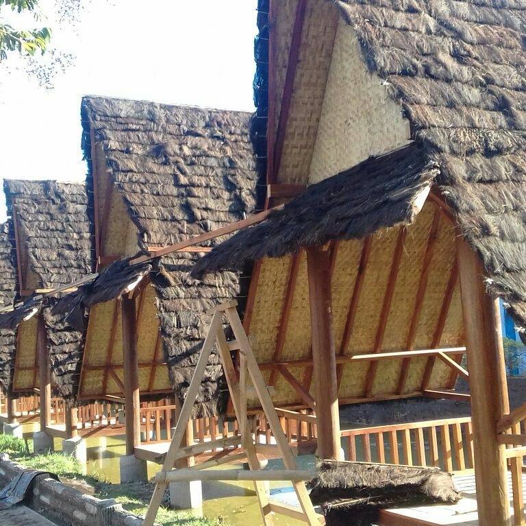 TENTANG IJUK: Cara Membuat Atap Ijuk