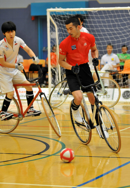 Sukan Bola Sepak Guna Basikal Di Jepun..