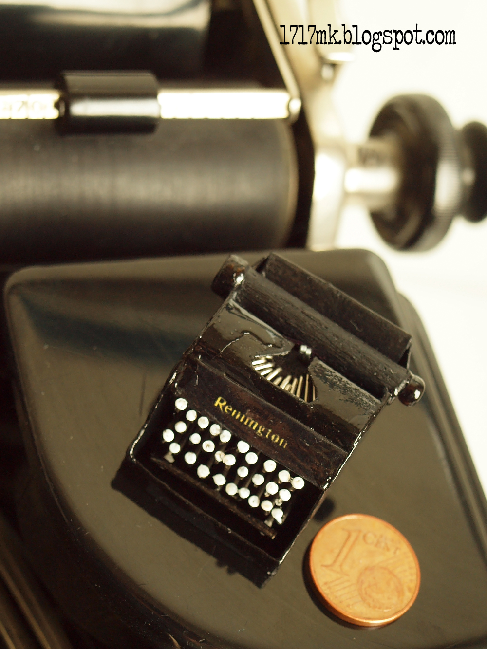 17-17 Miniatury: Miniature typewriter