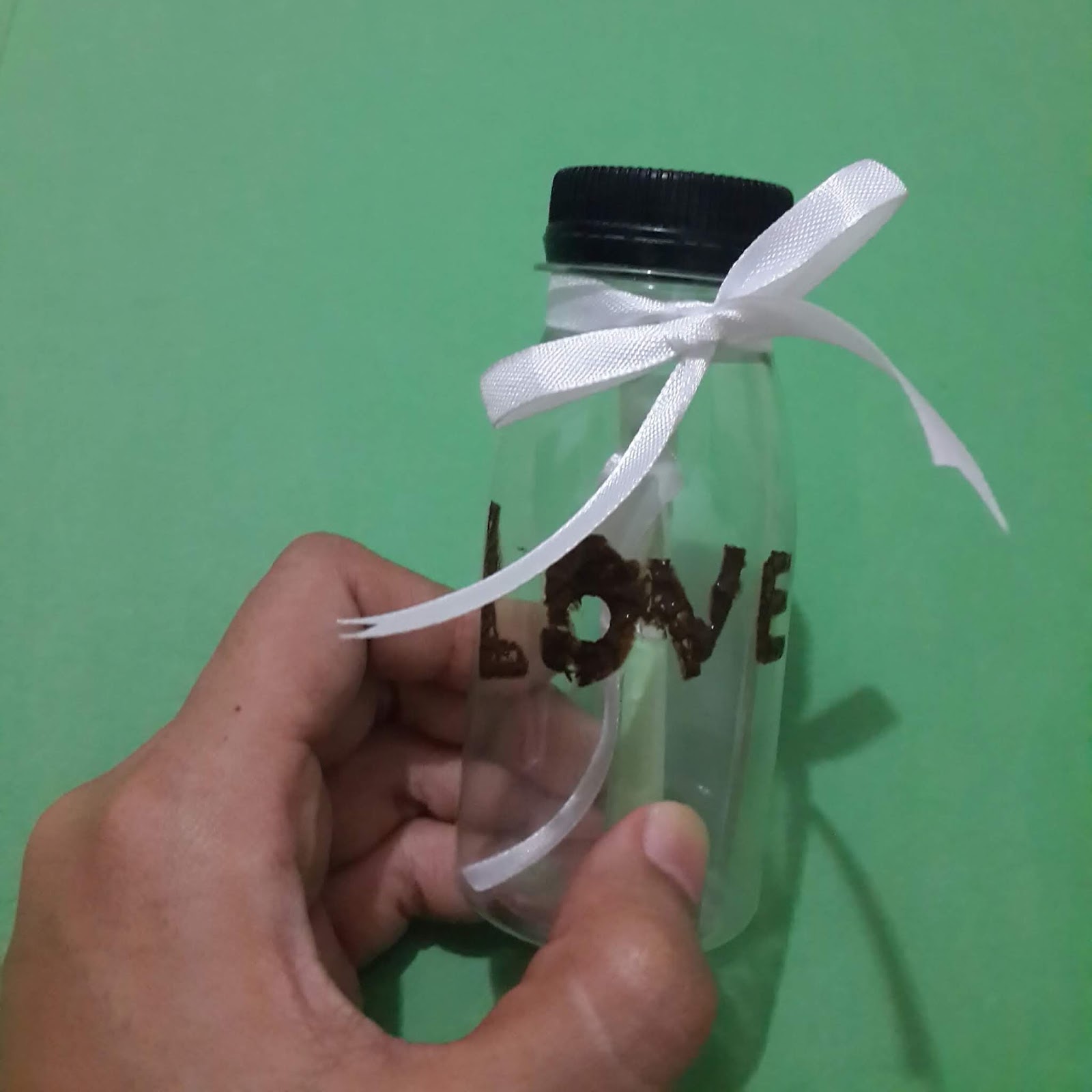 Menghias botol bekas untuk mengirim surat sebagai hadiah