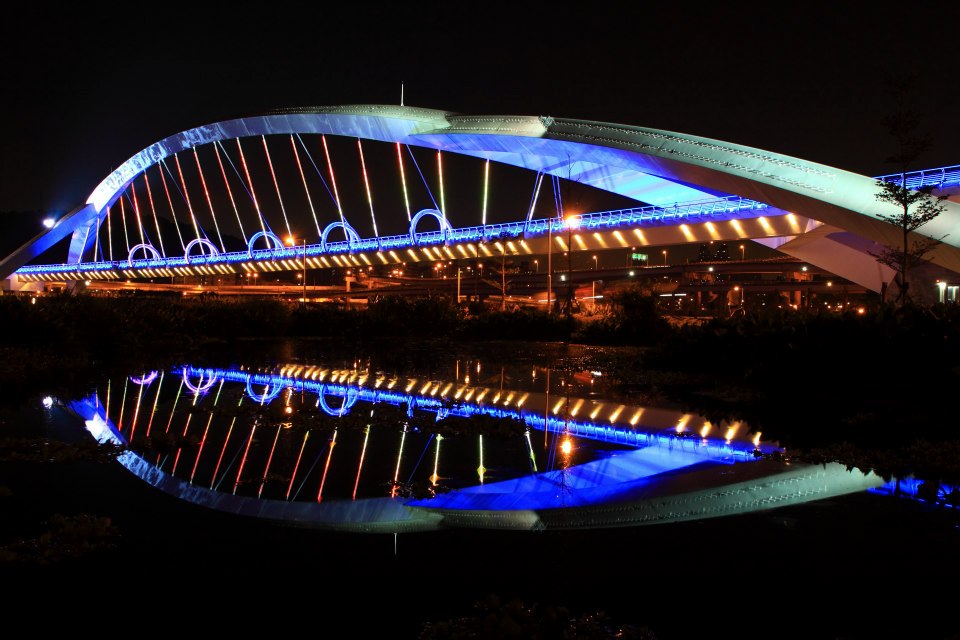 GoldenCome: Color Sun Bridge at New Taipei city Xindian District 新店陽光橋