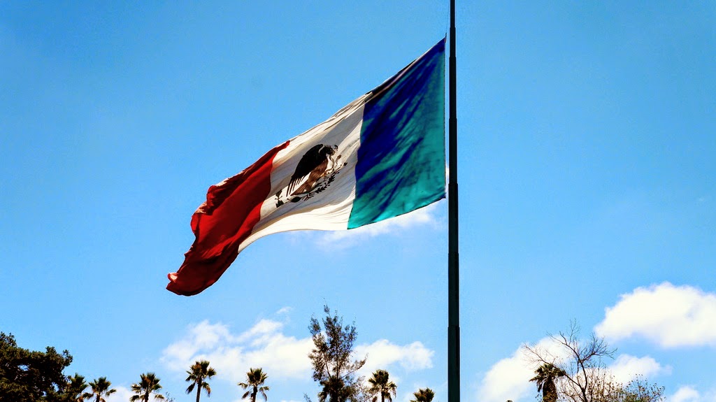 Desde Tijuana con Amor: La Bandera Monumental