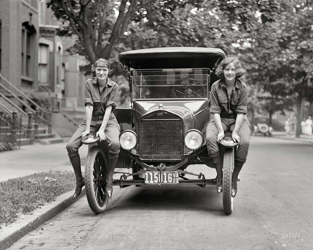 22 Funny Vintage Photos of Flappers Posing With Their Cars From the ...