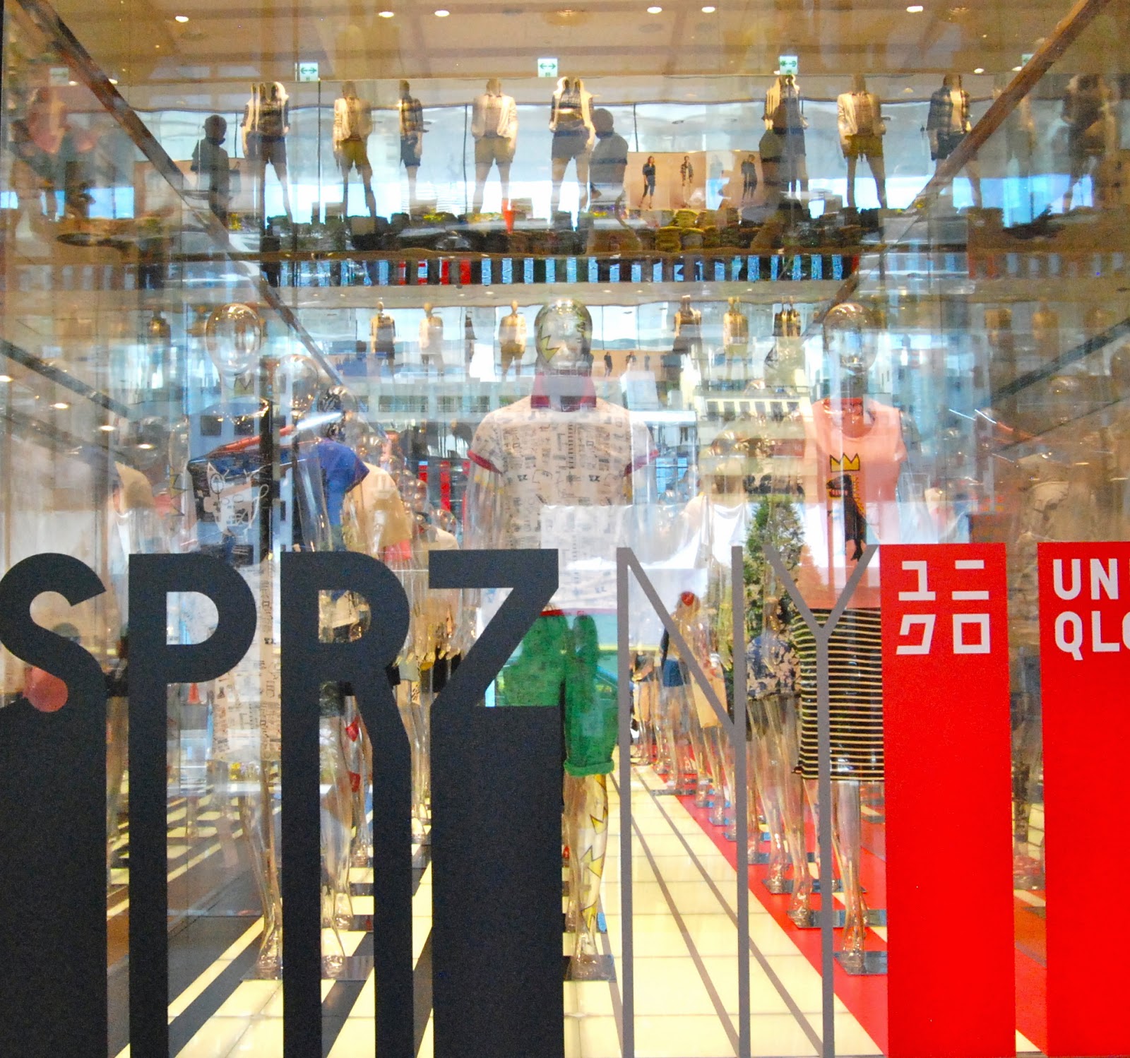 MesVitrinesNYC: Uniqlo Tokyo Ginza