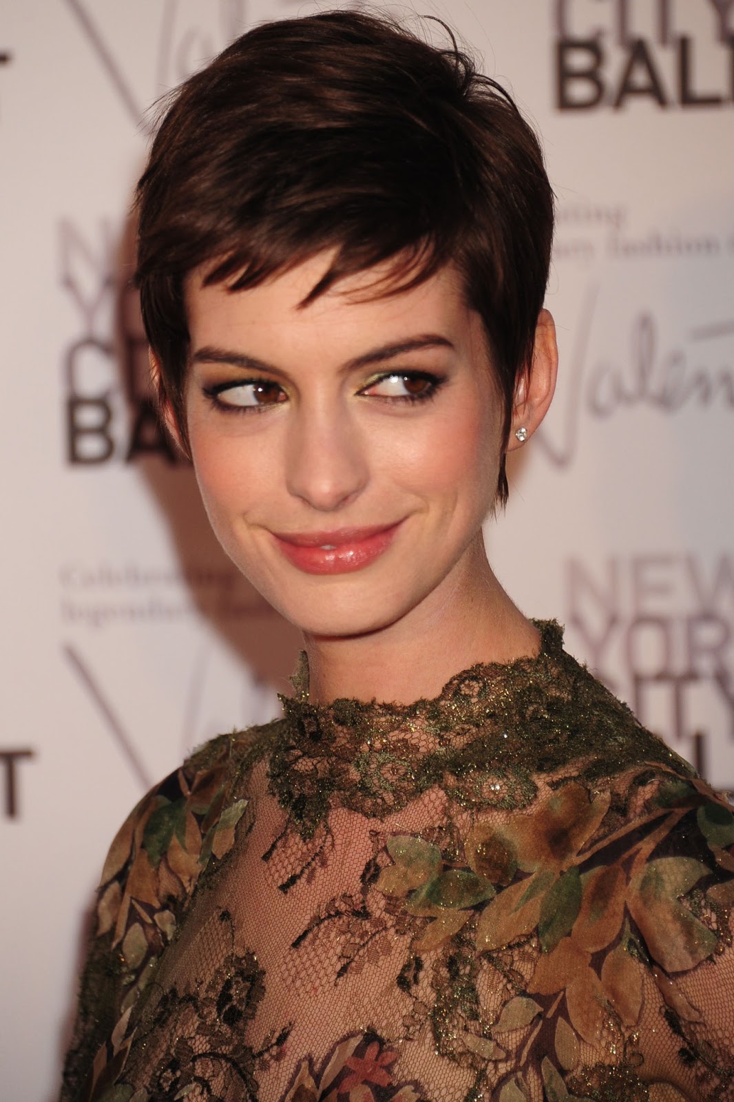 Anne Hathaway | Female Wallpaper