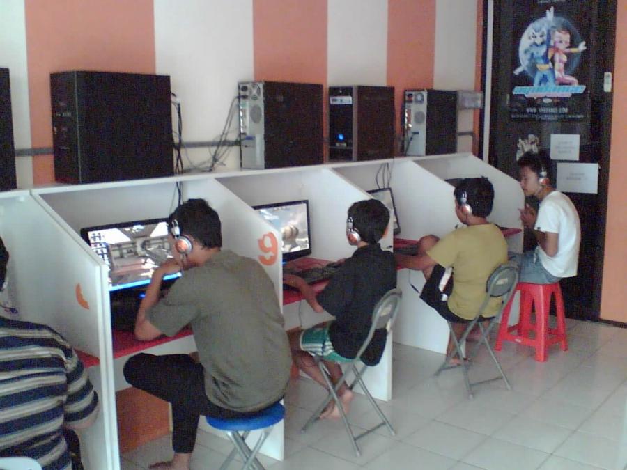 Gunjam blog's: Contoh Desain Meja Warnet dan Game Online Yang Bagus