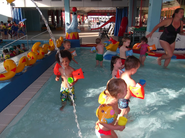 Mariaschool: peuter en 1ste kleuter naar het zwembad