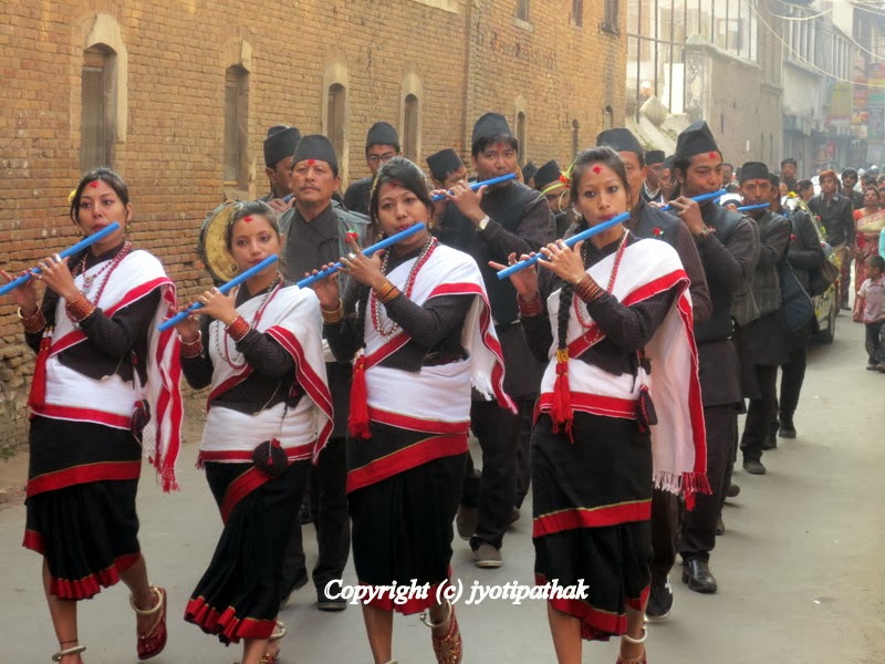 Newa Mirror: Newari beauty in tradational costumes