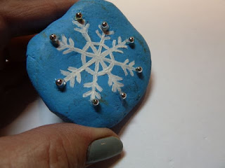 Make it easy crafts: How to paint a snowflake rock for the holidays