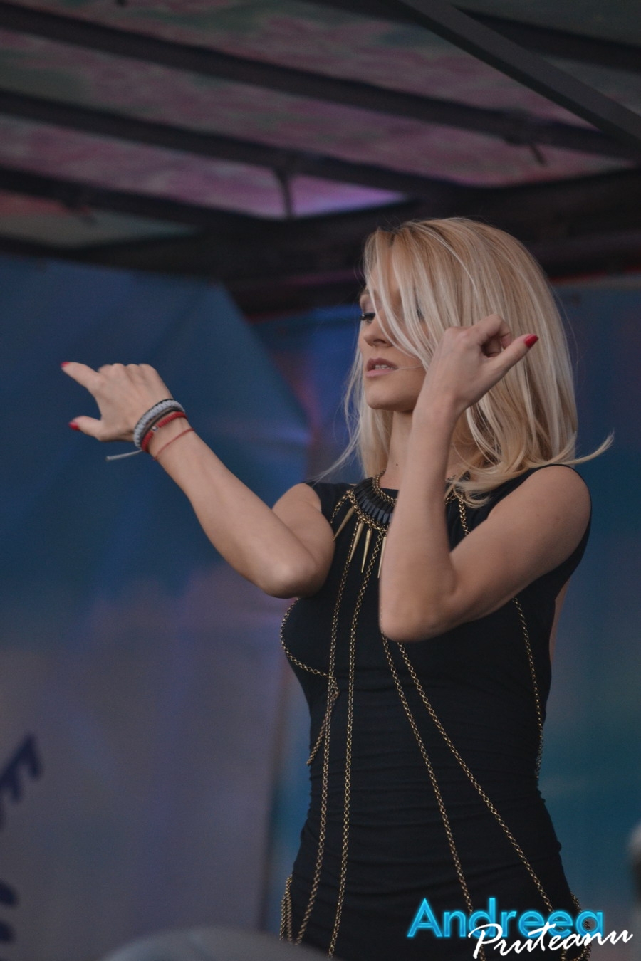 Andreea Pruteanu : Andra in parcarea de la Real