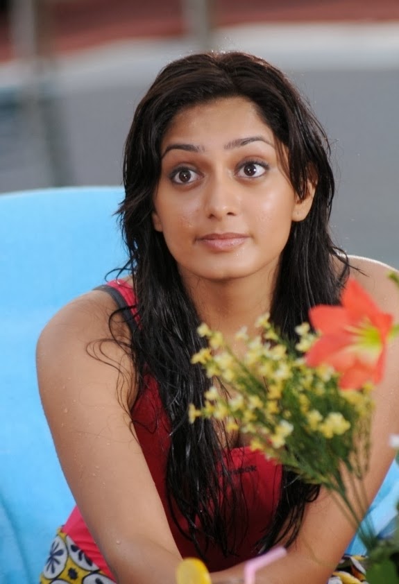 Online Guide : Parvathi Latest Romantic Picture