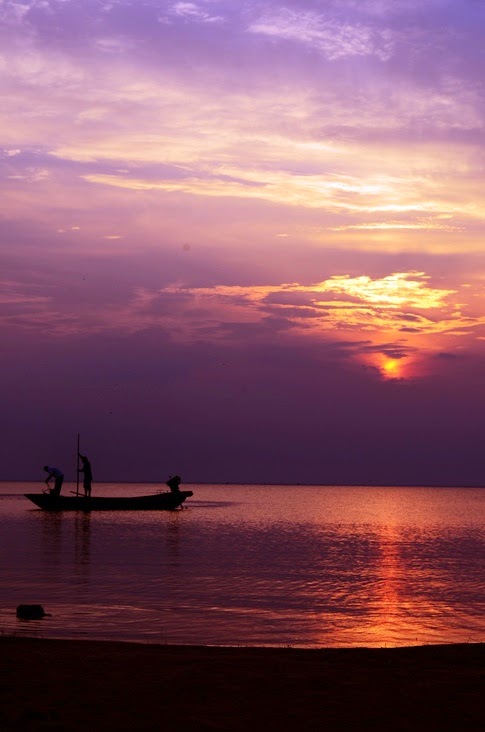 Photo of the day: Bank of Lake Luoma - The little fish boat recycling ...