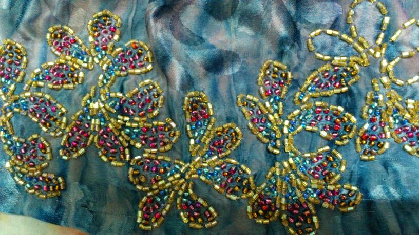 Manik Labuci Pengantin: Jahitan manik pada baju kurung kosong