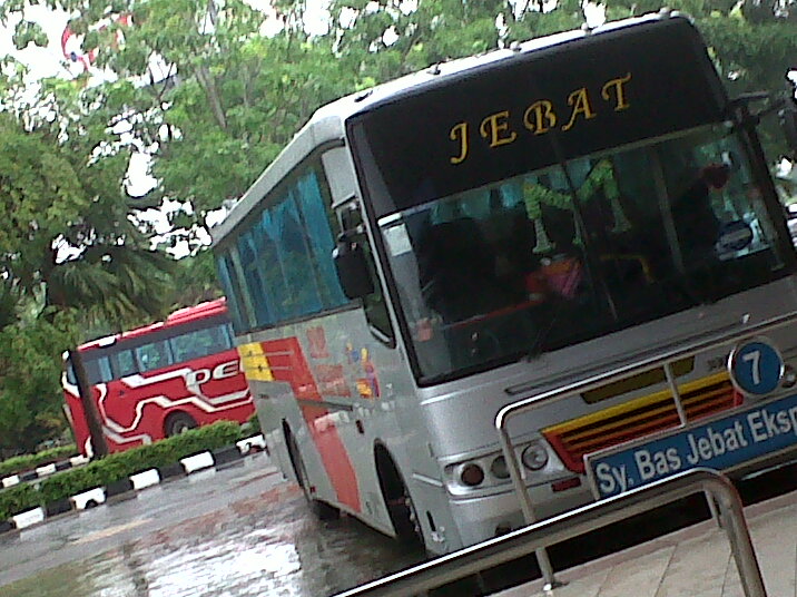 bas biru menumbuk kk - SariahtaroMendez