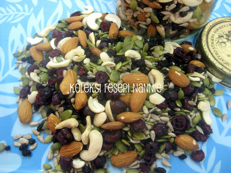 RESEPI NENNIE KHUZAIFAH: KUDAPAN KEKACANG dgn BUAH BERI KERING