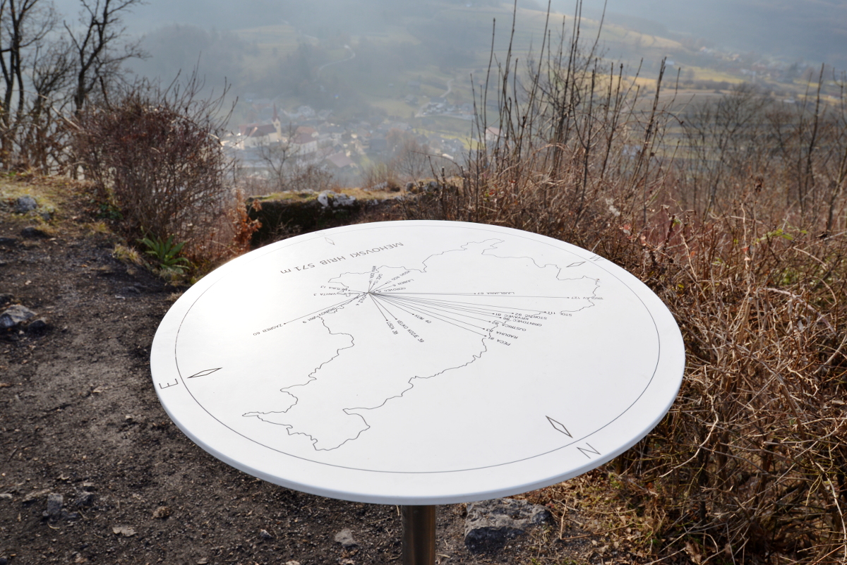 Trije skutni svitki v jedru časa: Orehovski grad