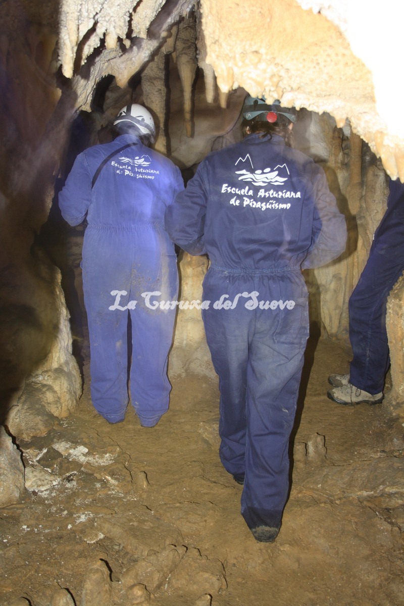 El Blog de La Curuxa del Sueve: CUEVA DE PANDO
