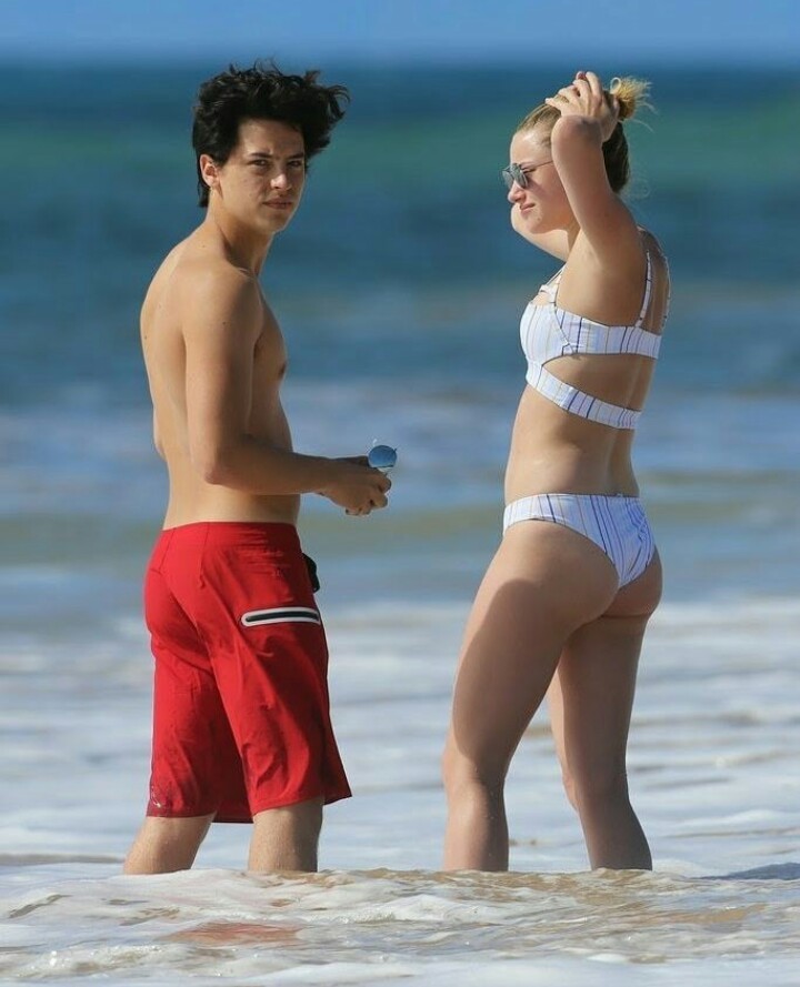 Alexis Superfans Shirtless Male Celebs Cole Sprouse Shirtless In Hawaii