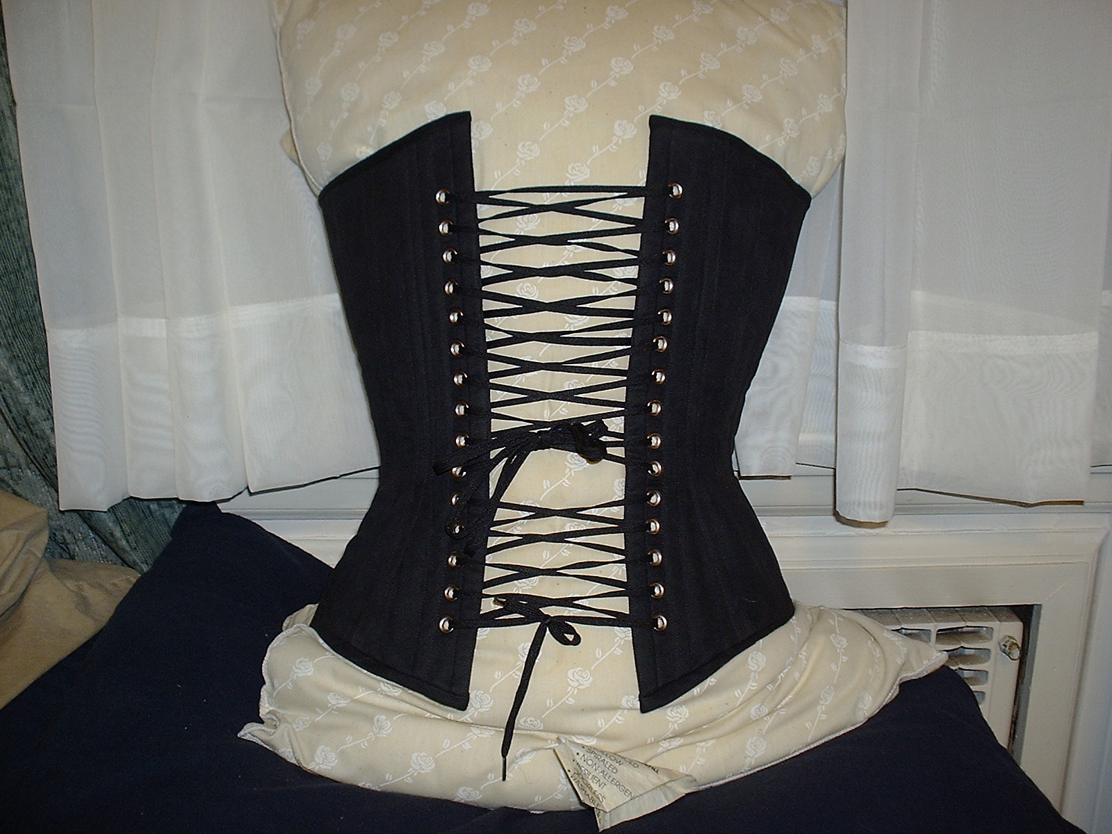 Paigeedd!: My First Corset (Black Mid-bust)