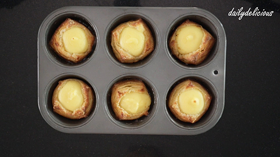 dailydelicious: Danish pastry with pastry cream filling