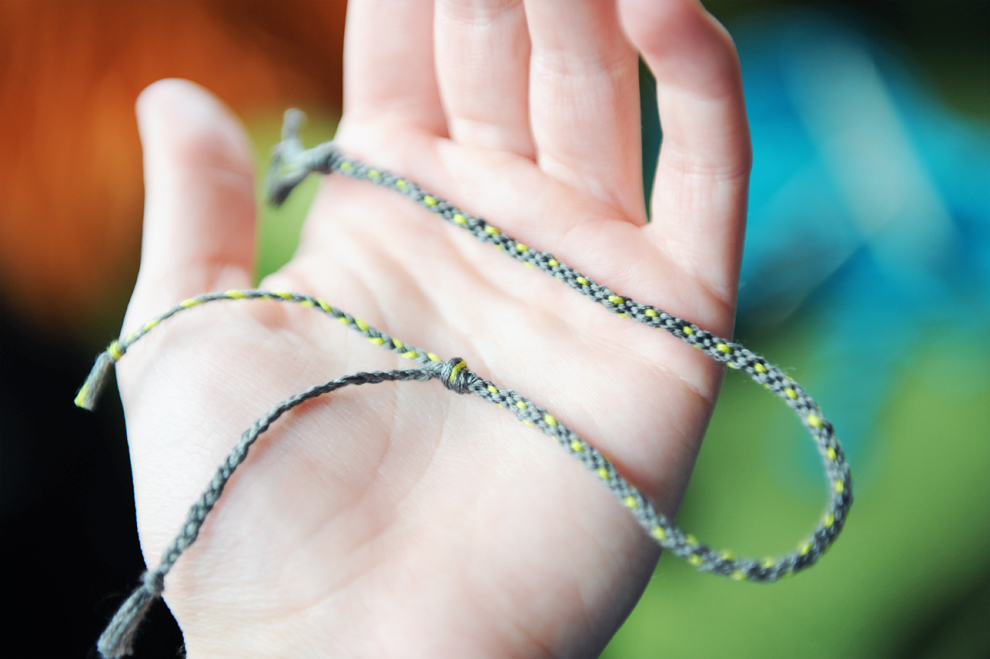 Paper Raindrops: Super easy friendship bracelet DIY