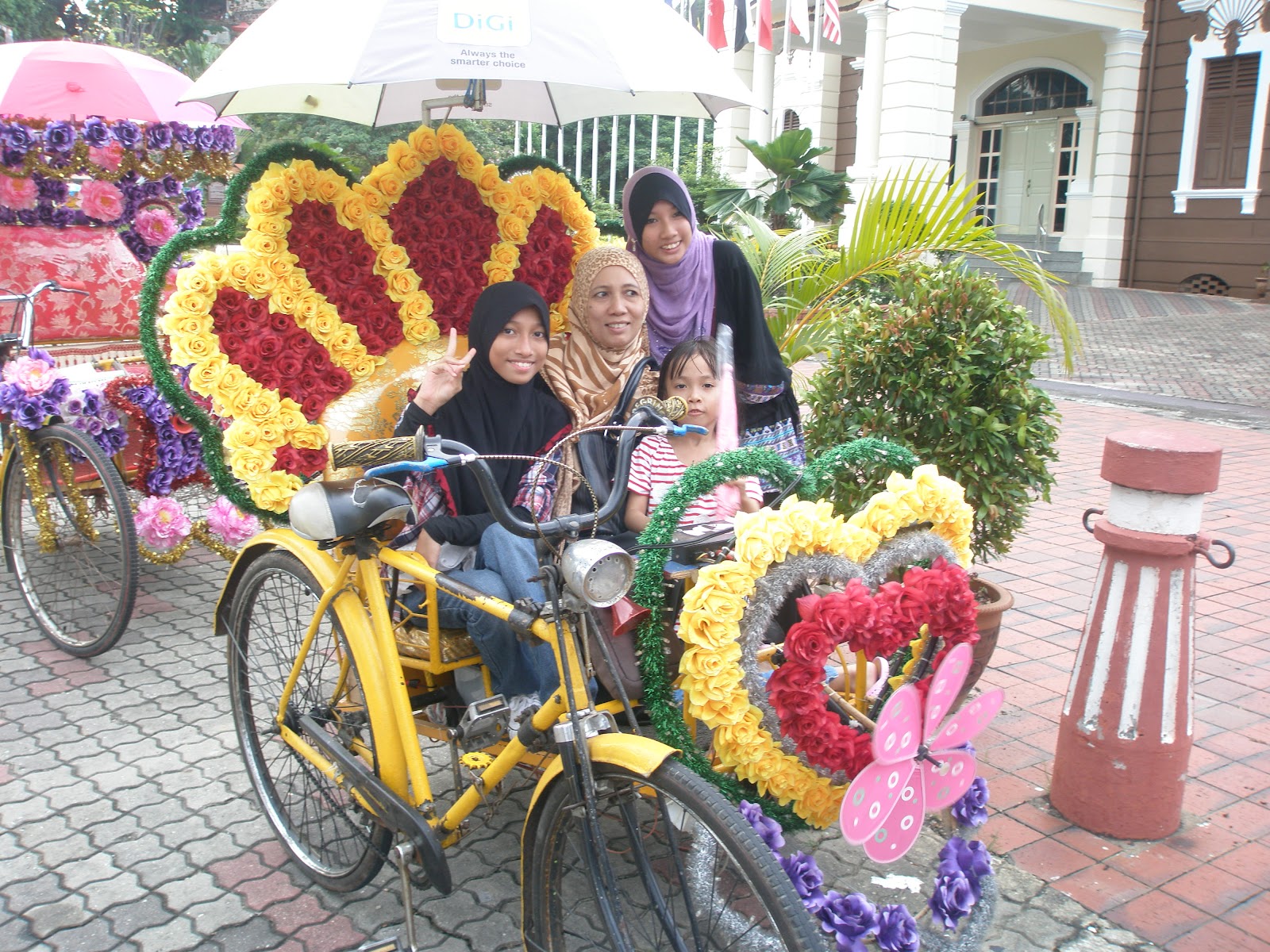 nadzri: Naik beca, baca sejarah