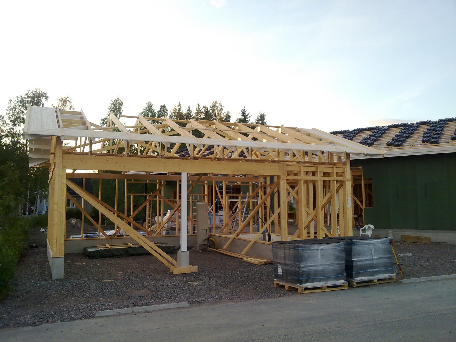 Valkoista mustalla: Autokatos+varasto on saanut rungon ympärilleen!