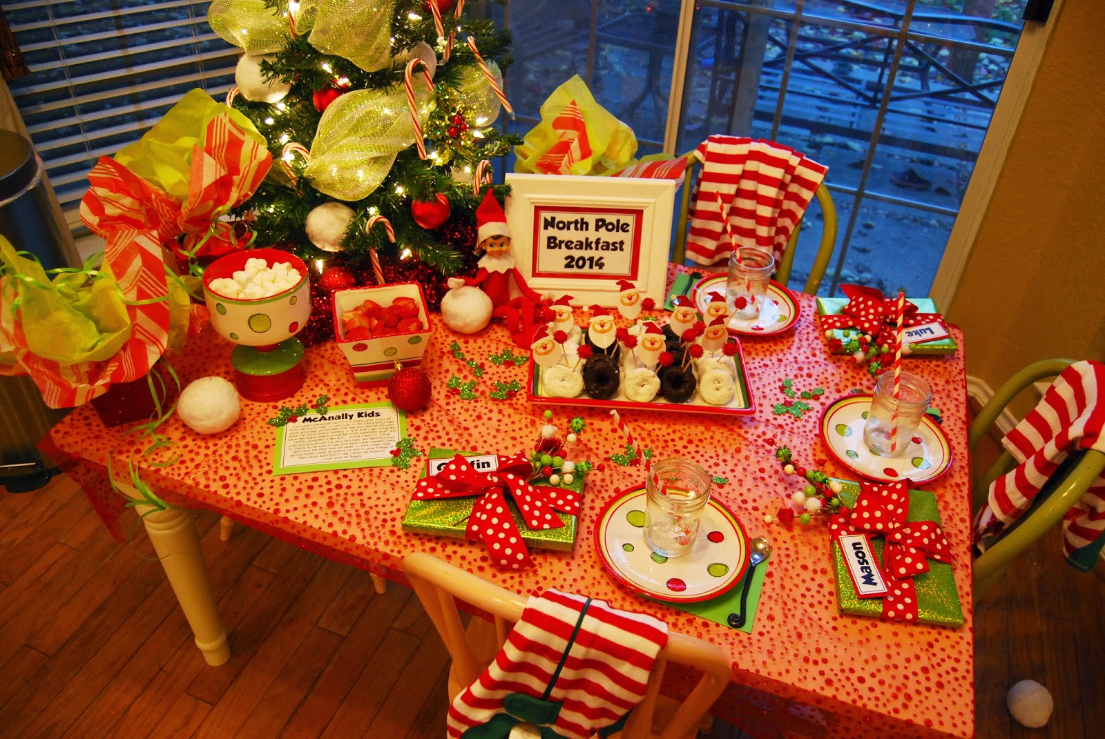 Momfessionals: North Pole Breakfast 2014