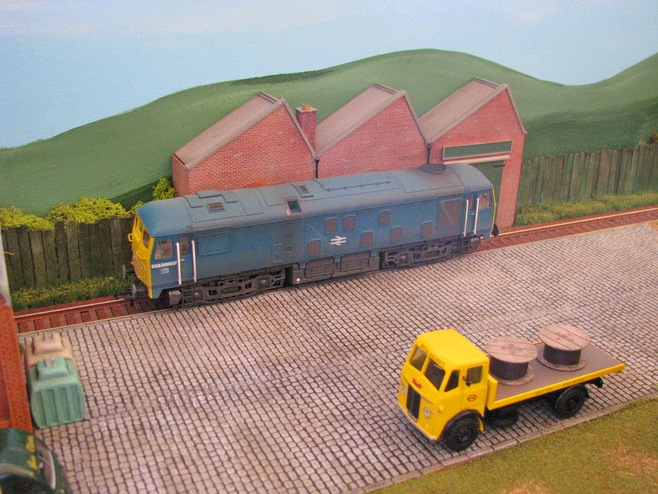 Voie de Débord: Réseau 00 : Class 24 R.D.B. 968007 coté gare