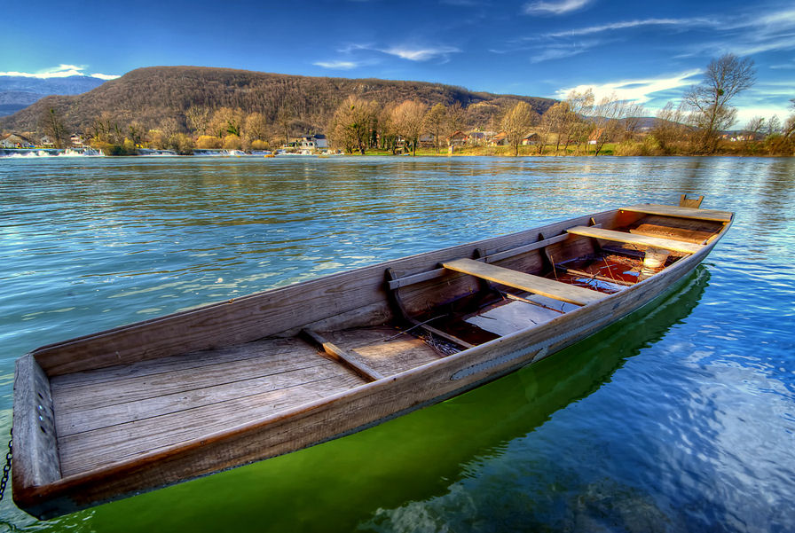Banco de Imágenes Gratis: Bote en la quietud del lago azul by Boris Frkovic