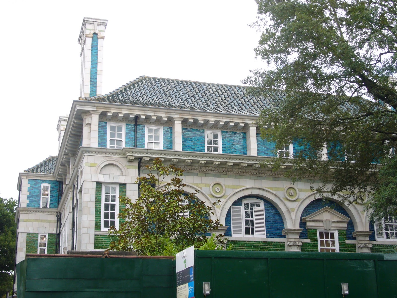 Holmes and Poirot in London: ロンドン デベナムハウス（Debenham House）