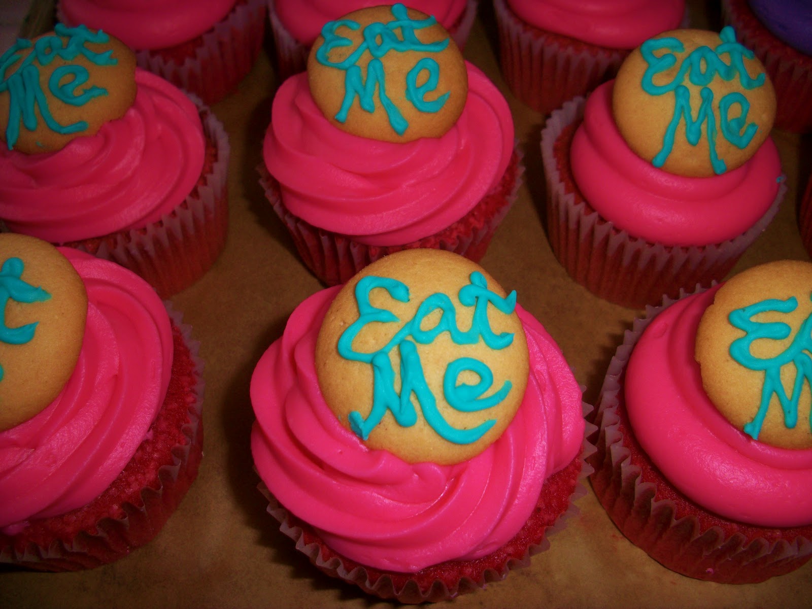 Lola Pearl Bake Shoppe: "Eat Me" Cupcakes