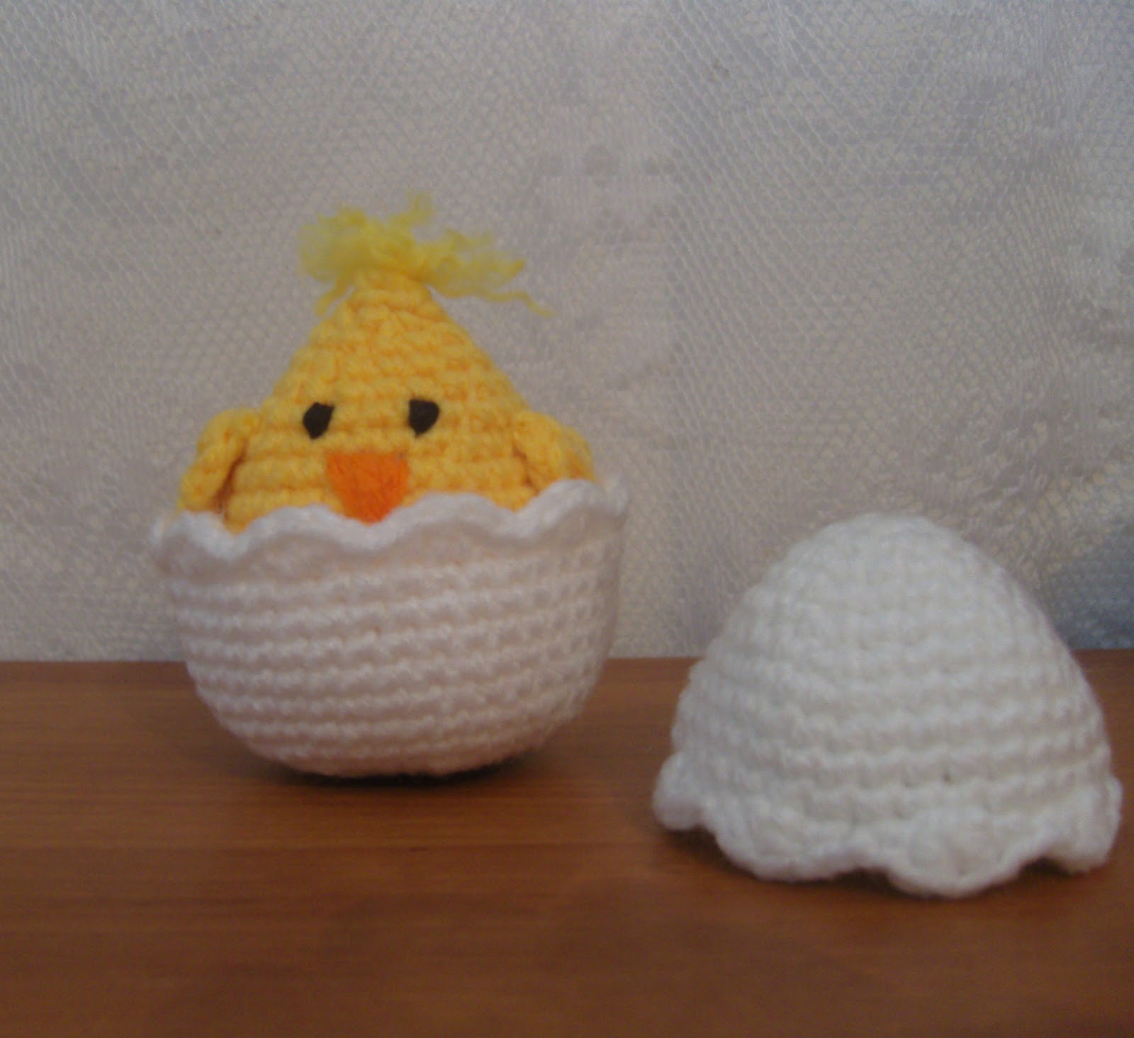 puntodecruzyganchillo: Pollito con cascarón