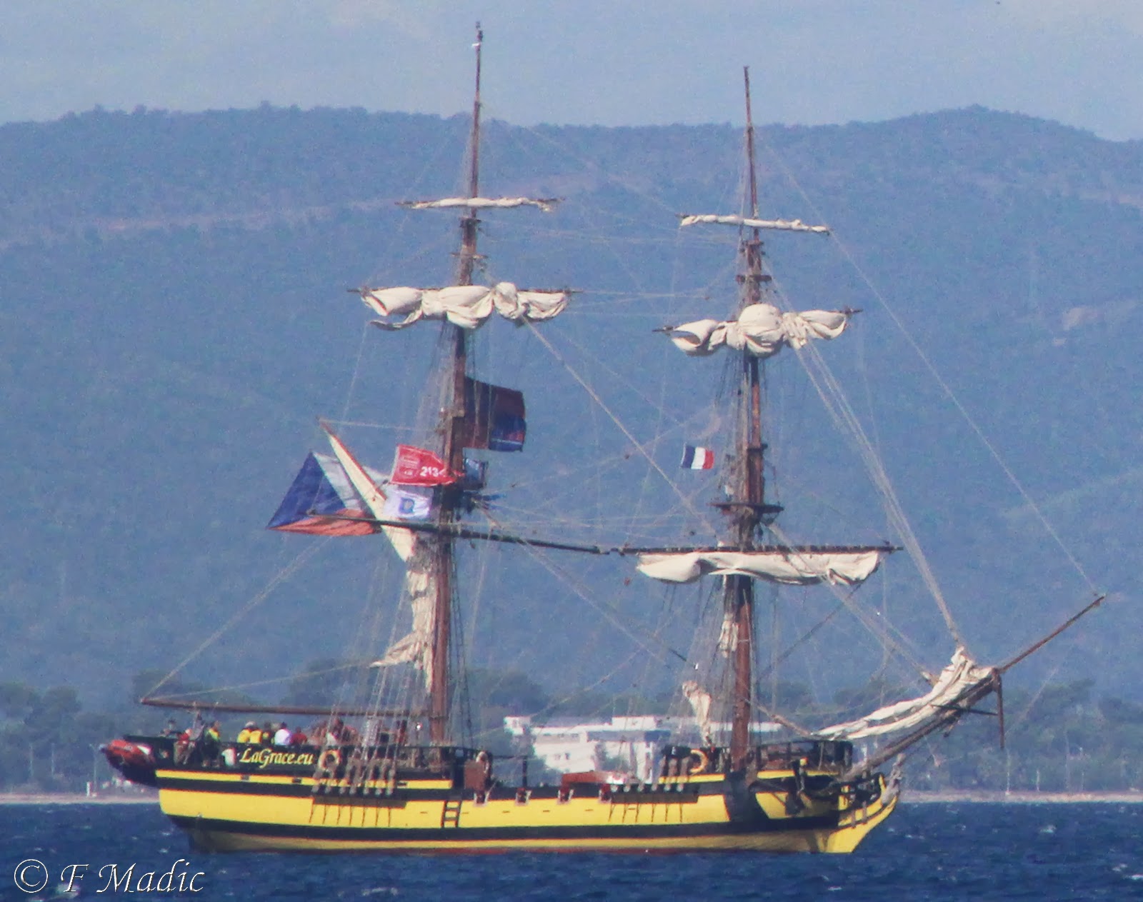 Voiliers à 2 mâts (voiles auriques ou carrées): LA GRACE