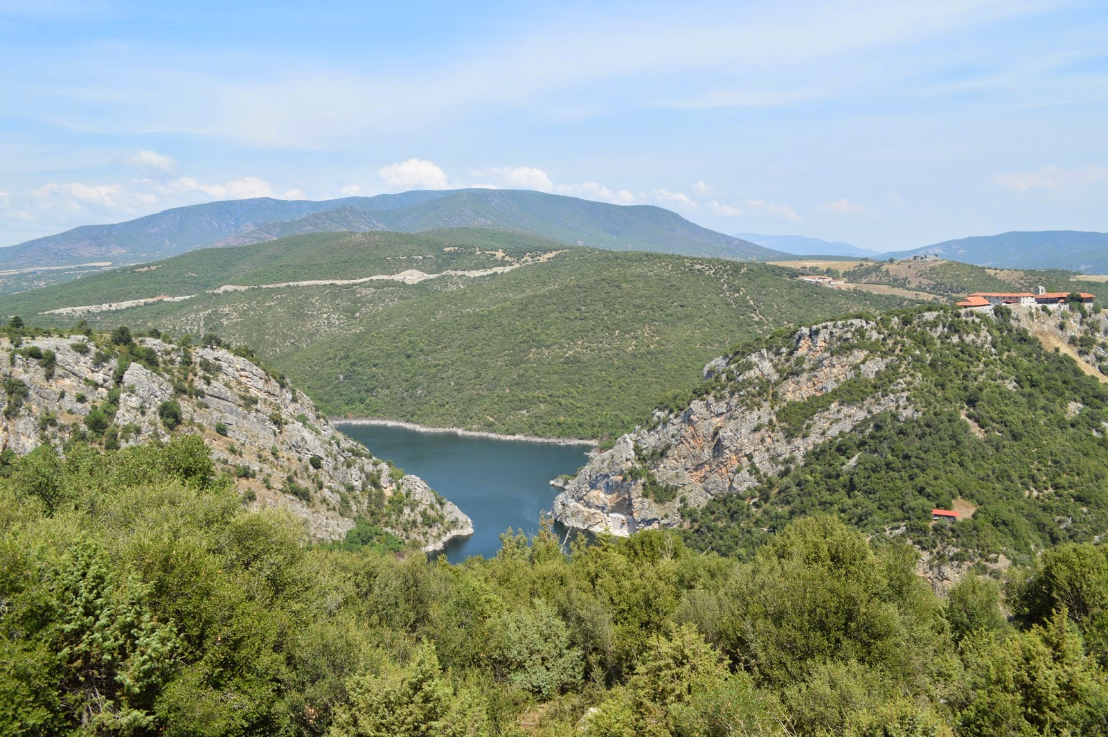 ακρη ελασσονας: λιμνη ιλαριωνα και μοναστηρι ζαβορδας