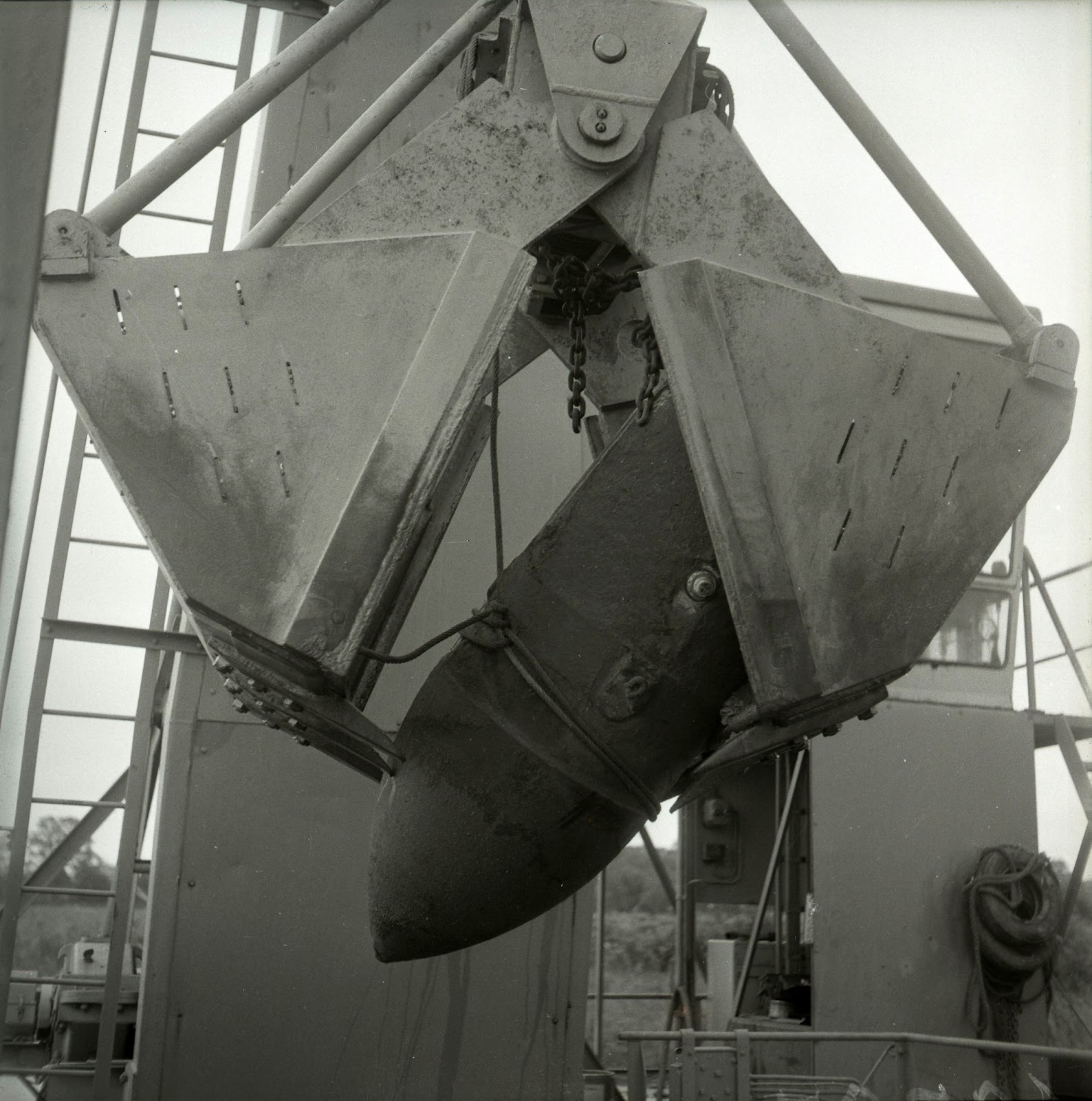 My WW2 Childhood Memoirs: A unexploded bomb is recovered