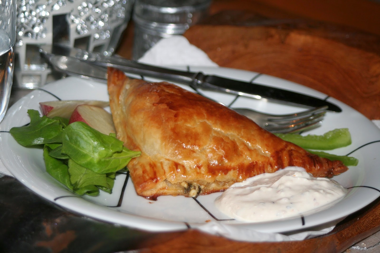 Vegetarisk mat åt alla!: Pirog fylld med spenat, fetaost, soltorkade ...