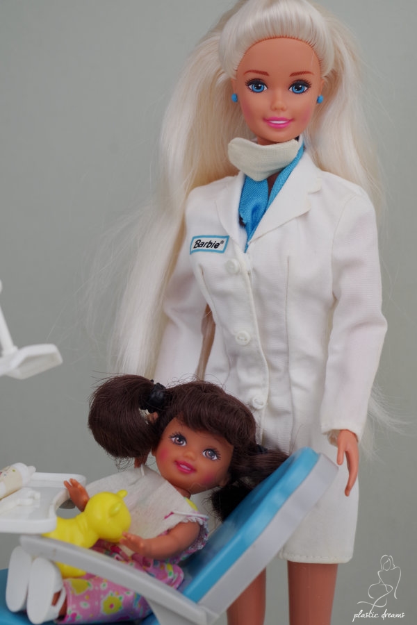Plastic Dreams Dolls :: Barbie et miniatures: Dentist Barbie Doll