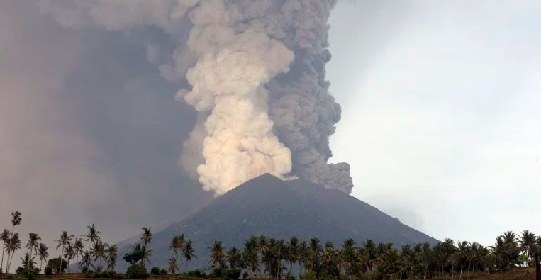 Gunung Berapi Agung Muntahkan Asap, Masih Ramai Tak Dapat Pulang Dari ...