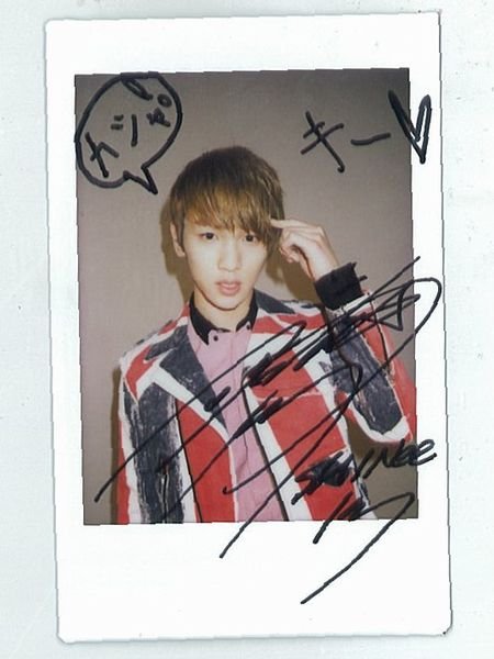 MYJinki™.: 110512 SHINee - Autographed gift photos for ELLE Magazine ...