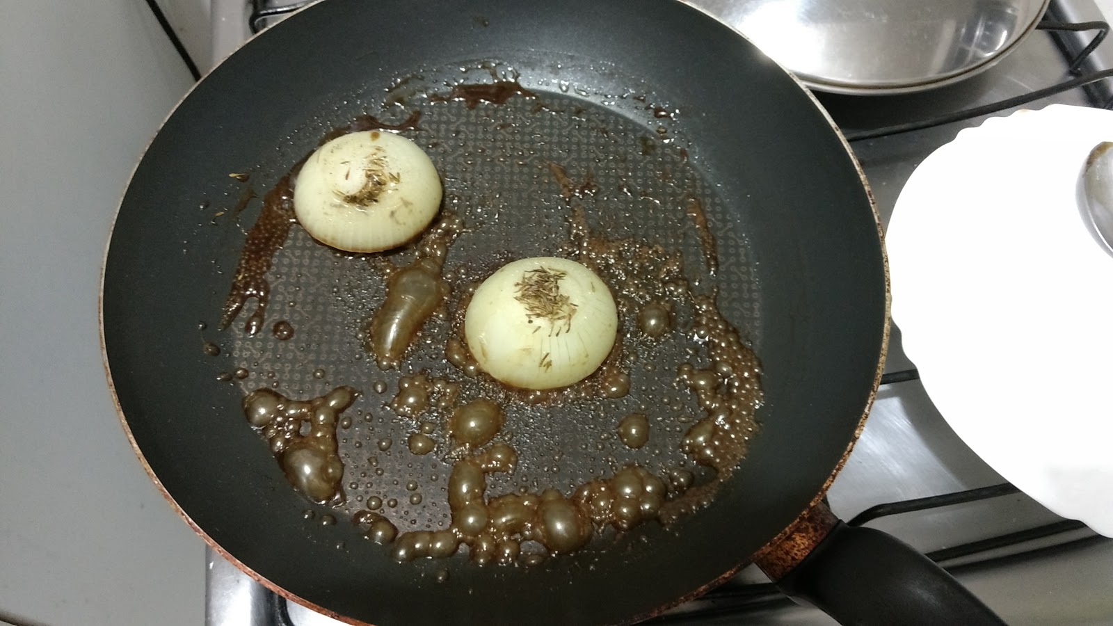 Uma frigideira na mão e uma ideia na cabeça: Cebola brûlée