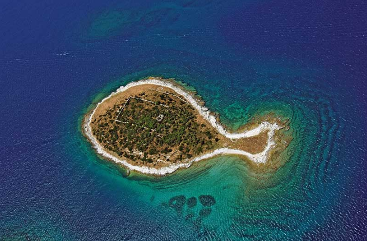 15 islands with natural shapes that will leave you speechless