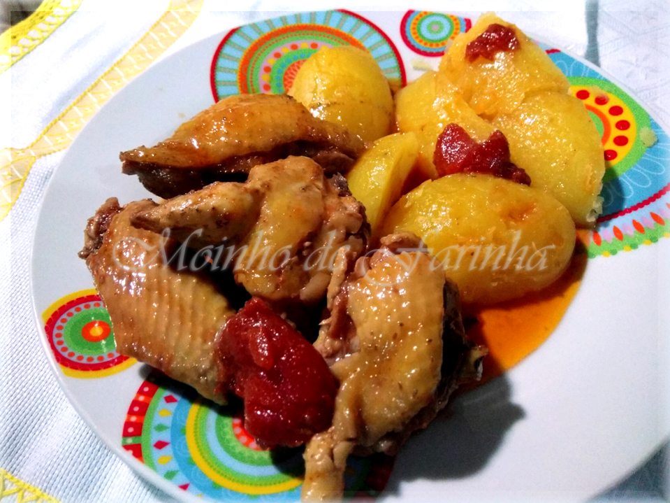 Moinho De Farinha: Frango caseiro ao molho de tomate com batatas cozidas