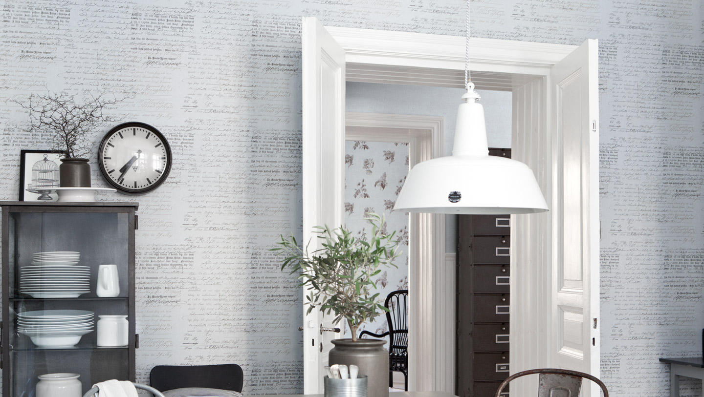 Keltainen talo rannalla: Persoonallisia koteja ja tapetteja