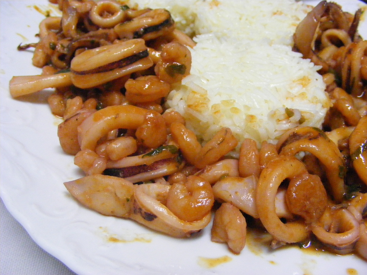 DELICIAS CÁ DE CASA: Lulas estufadas (sem natas)