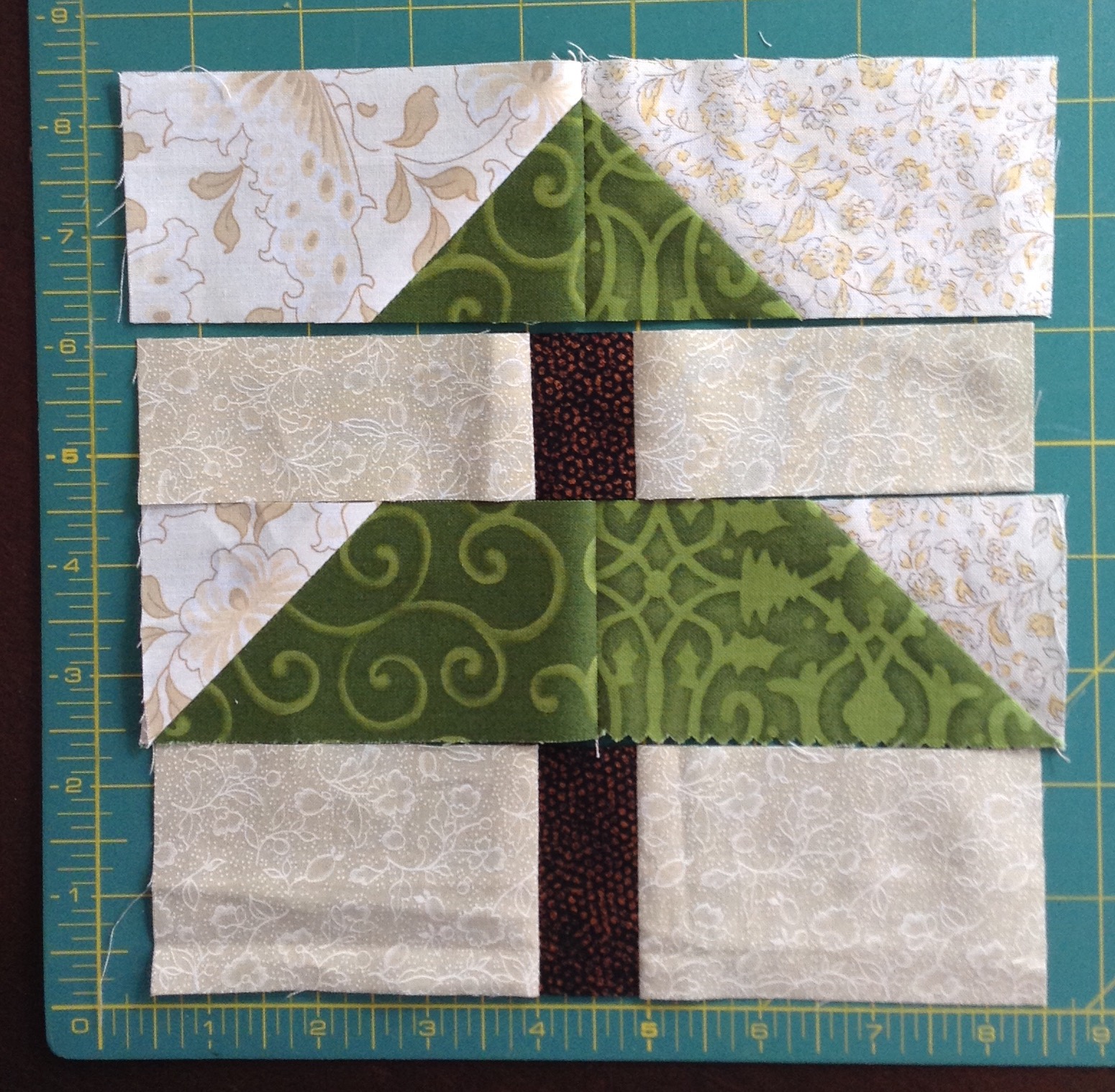 QUILTERS...ENJOY COLOUR! : Teetering Christmas Tree Block