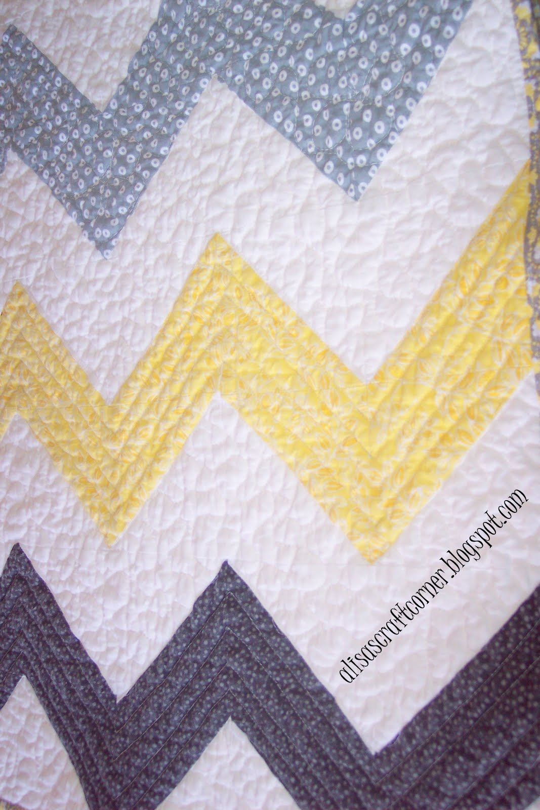 Alisa's Craft Corner: Ombre Chevron Quilt, HST Method