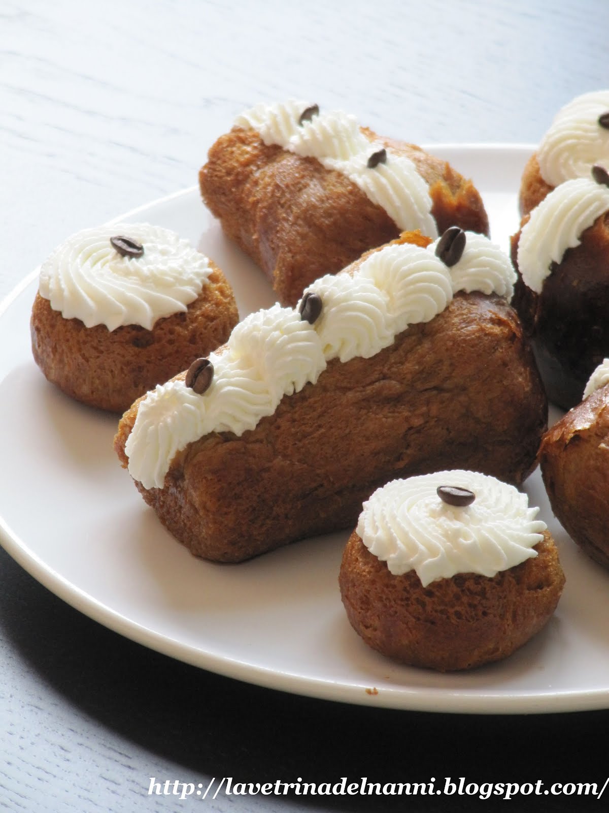 La vetrina del Nanni: Babà al Caffè e Cognac con Panna